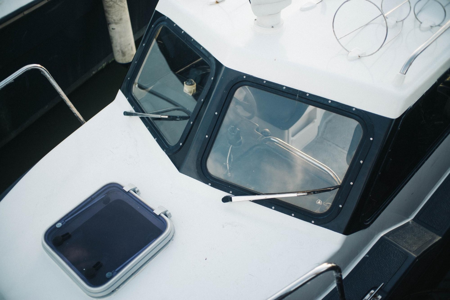 Dealing with Boat Windshield Troubles? Here’s Your Solution